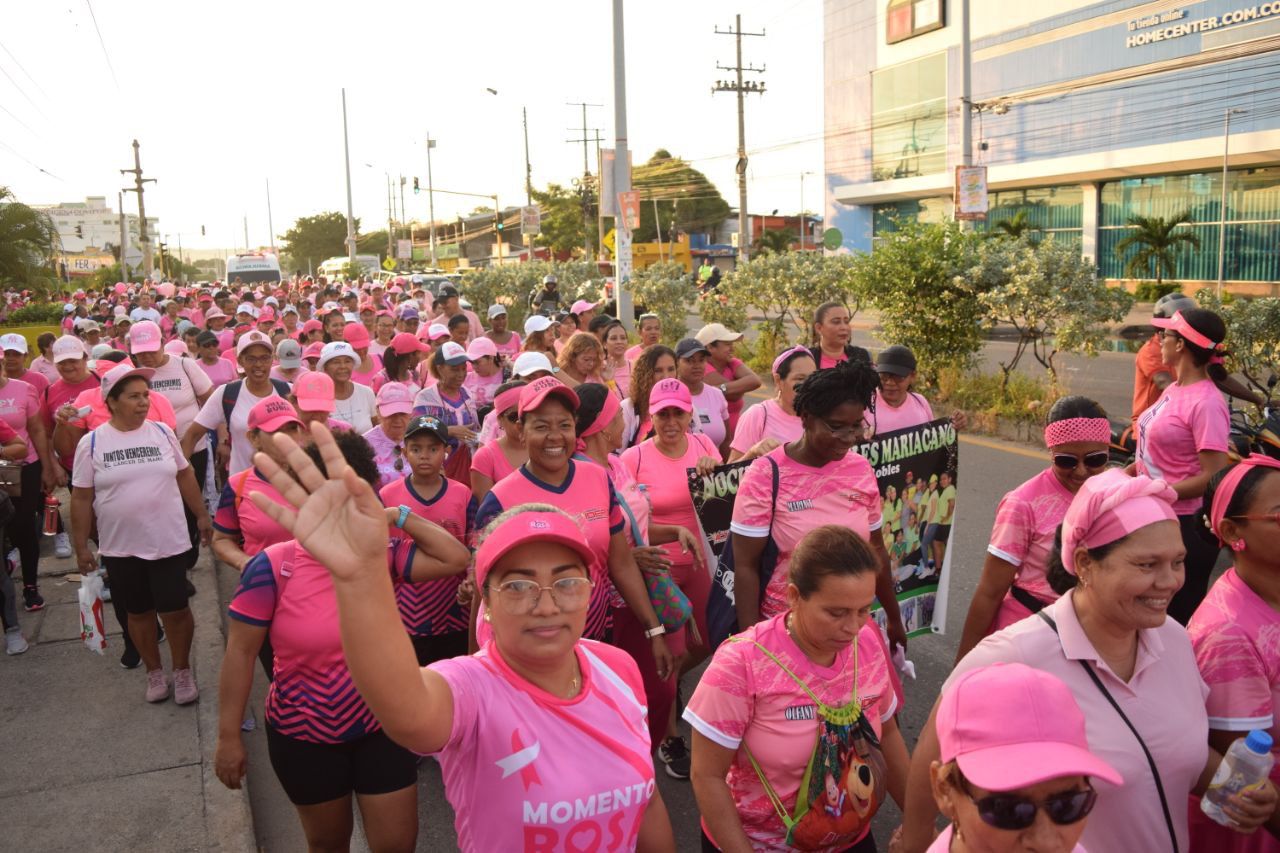 En la caminata contra el cáncer, un lazo de rosa humano quedó como ...